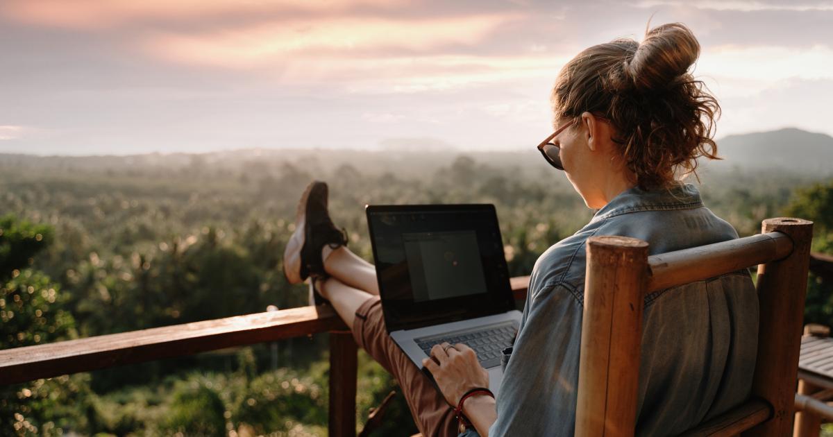 Embracing Digital Nomads in Your Workforce | Pebl